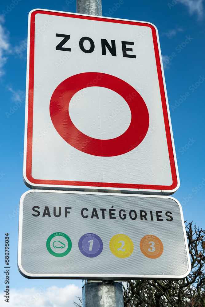 Panneau ZFE à l'entrée d'une métrople Stock Photo | Adobe Stock