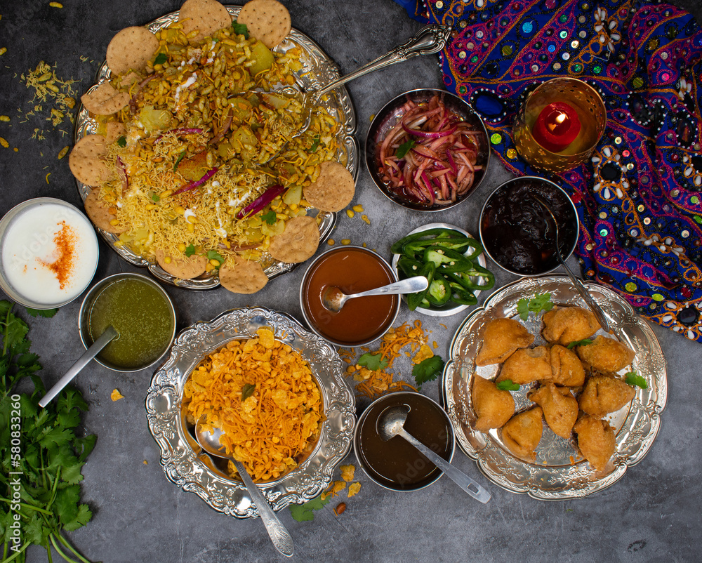 Foto de Bhel Puri spread and indian snacks consisting of samosa, bhel ...