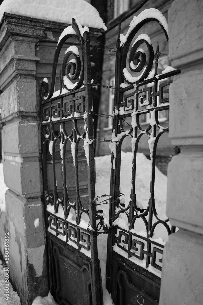Foto de Skewed gate. The wrought-iron ancient gates are skewed. The ...