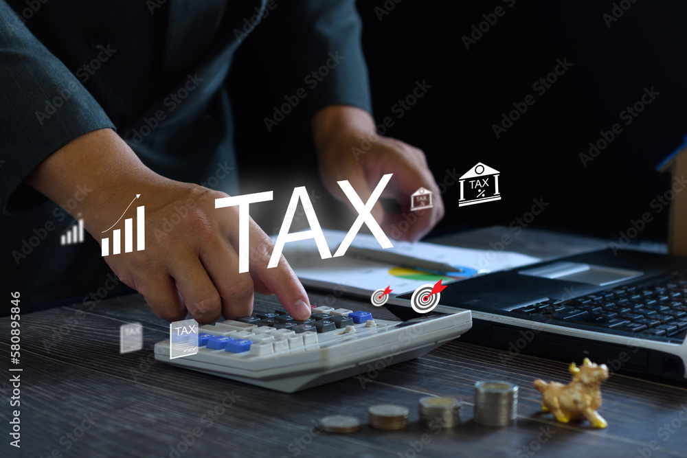 Foto de Businessmen using online personal income taxes payment ...