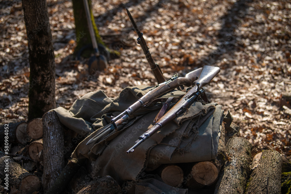 Foto de Pile of old rifle guns lie on the woods in forest. Pile of ...