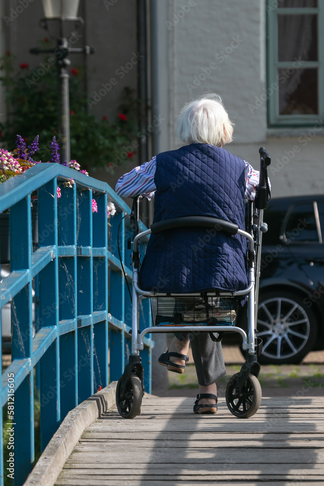 Pflegebedürftige alte Frau sitzt im Rollator, Mobilitäte, Pfleger ...