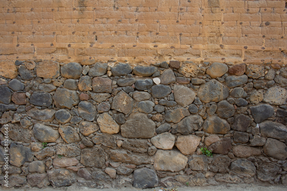 pared de adobe con cimientos de rocas detalle de pared de casa rural ...