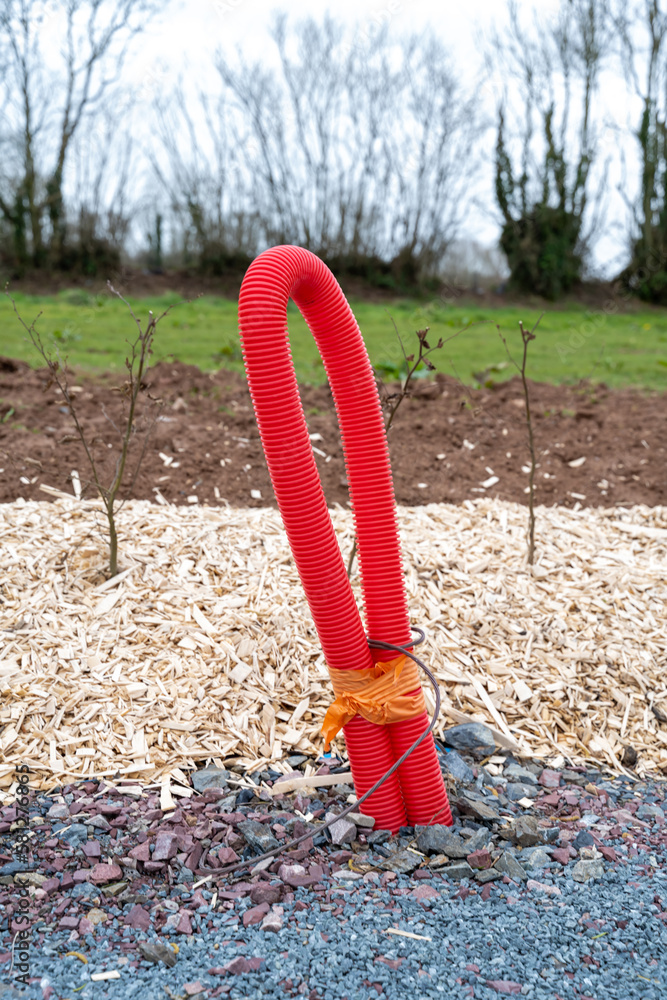 installation électrique dans une gaine rouge en préparation de la ...