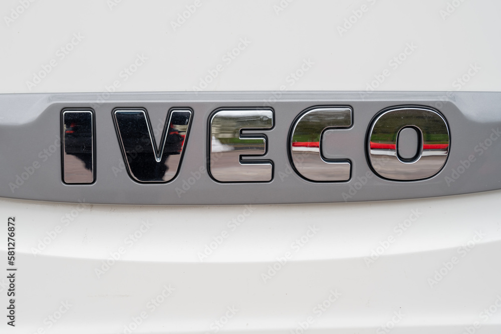 Foto de logo de la marque Ivéco sur le devant d'un petit camion do ...