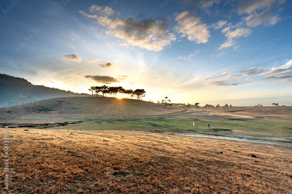 Foto de Tourists camp on grassland in Masara village, Ta Nang commune ...