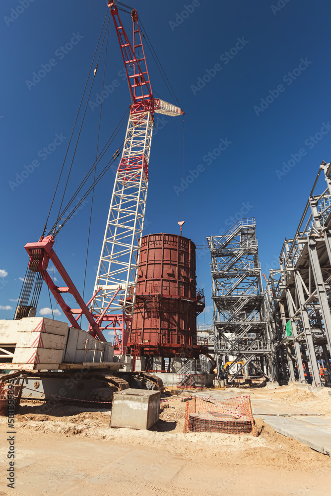 Installation of a super-heavy chemical reactor using a crawler crane ...