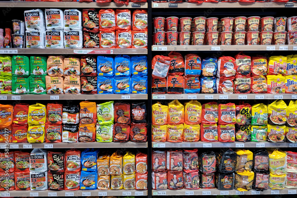 Foto de Kuala Lumpur, Malaysia - 12 Mar 2023: Various choice of Korean ...
