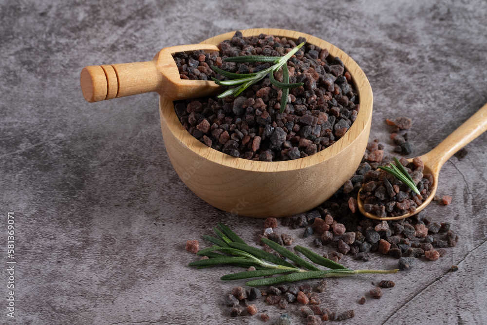 Foto de Himalayan black salt, Indian black salt or Kala namak in wooden ...