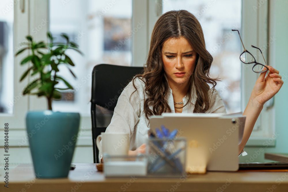 Foto de Young intern is having difficulties with her new assignment ...