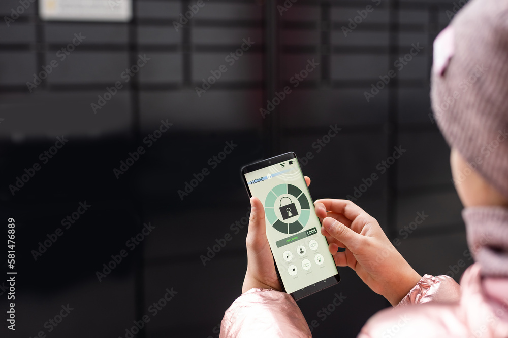 Foto de girl touch the button in the app at smartphone for opening box ...