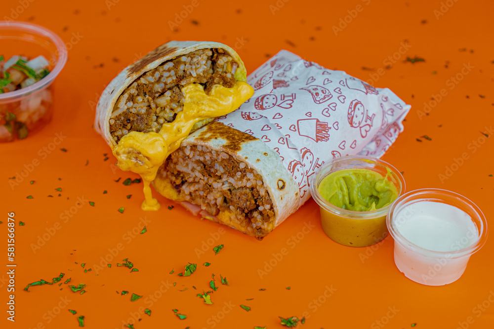Plano picado de un burrito con queso derretido Stock Photo | Adobe Stock