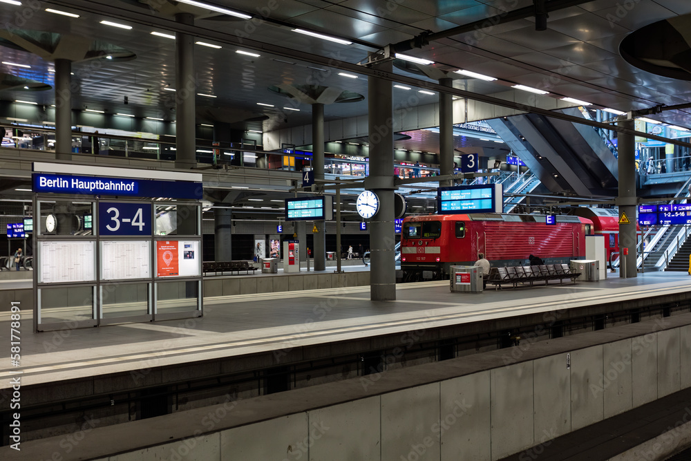 Vintage train in modern multi-level train station in urban Berlin foto ...
