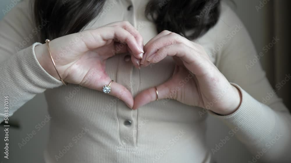Close up portrait beautiful woman in love, show heart sign, makes ...