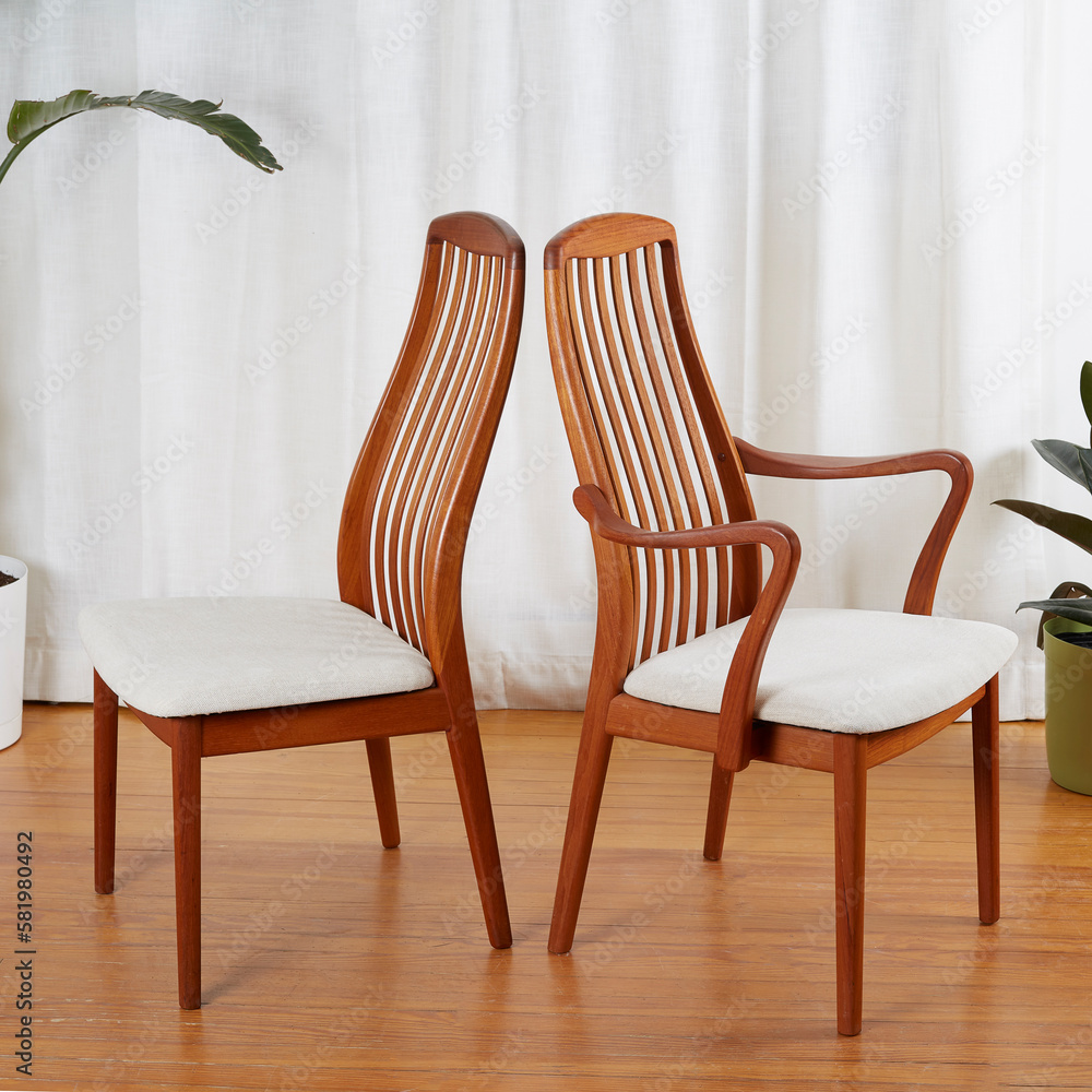Foto de Mid-century modern wooden dining room chairs. Back-to-back view ...