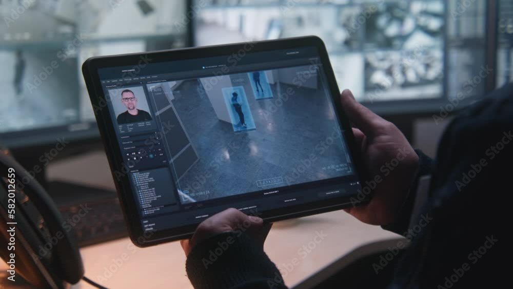 Video „Male security guard controls CCTV cameras in office, uses ...