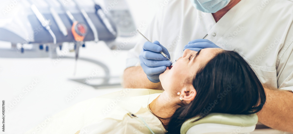 Foto de Dentist with patient in dental chair providing manipulations in ...