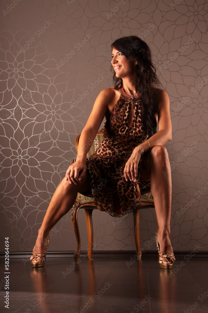 Eine elegante Frau im braunen Kleid breitbeinig sitzend Stock-Foto ... Eine elegante Frau im braunen Kleid breitbeinig sitzend Stock-Foto ...