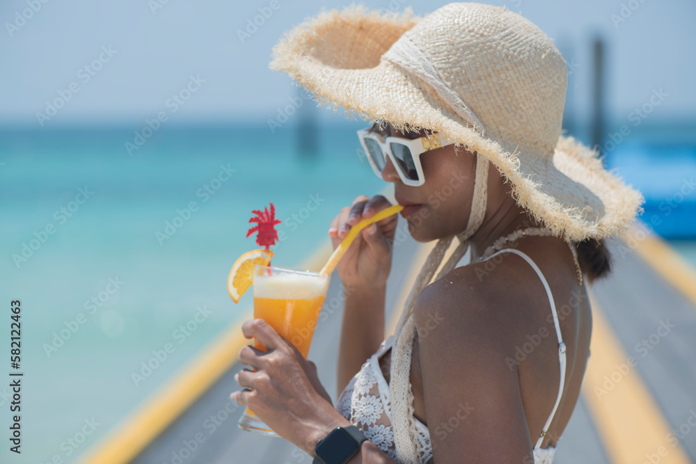 Foto de woman drinking cocktail on the terrace. person with a cocktail ...