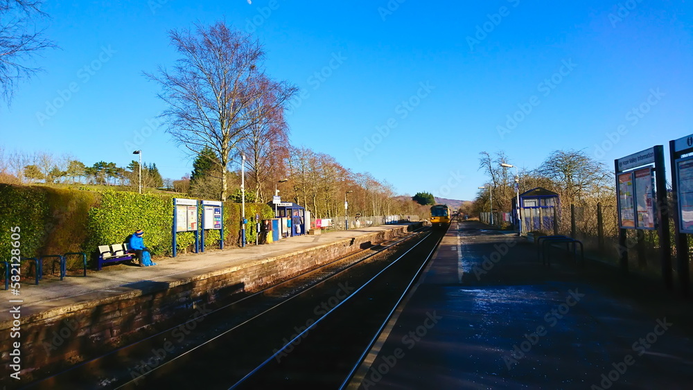 Foto de Hope Station, Peak District - February 25, 2018: passengers ...