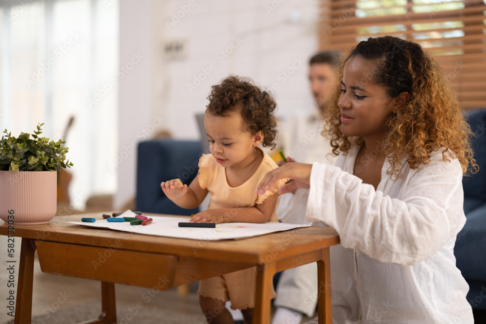 Parents encourage young daughter to express her emotions, cultivate ...