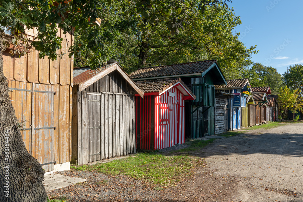 Biganos (Bassin d’Arcachon, France). Les cabanes colorées en bois du ...