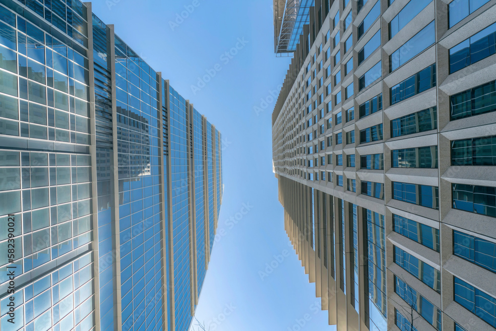 Foto de Austin, Texas- Two skyscraper buildings across each other in a ...