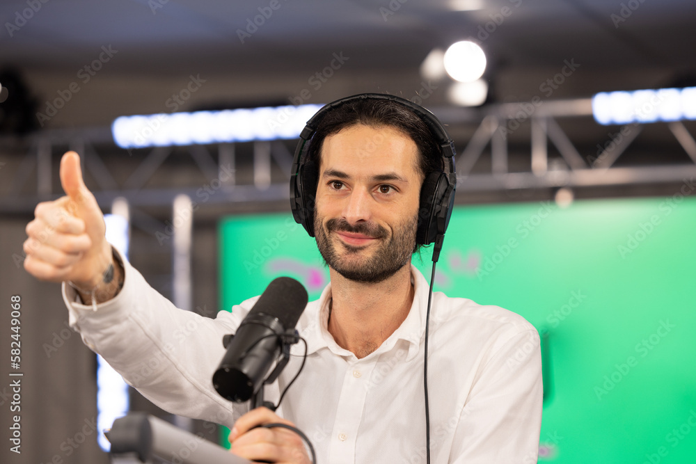 Fotka „jeune présentateur qui anime une émission de radio ou de ...