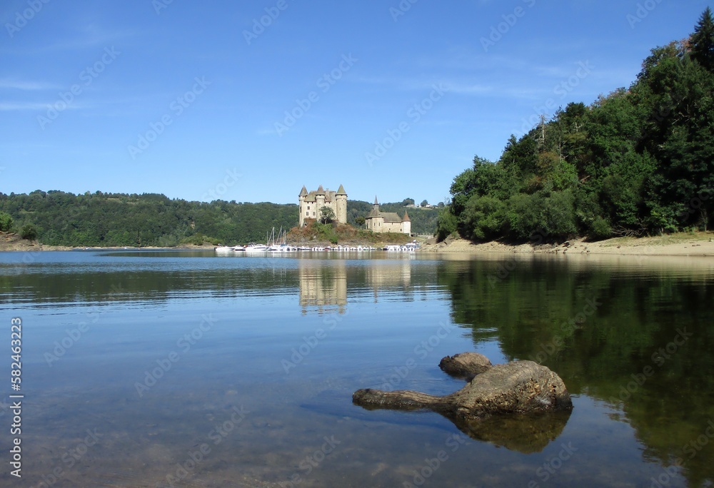 Paysage ensoleillé du Lac de Bord-Les-Orgues et Château de Val, France ...