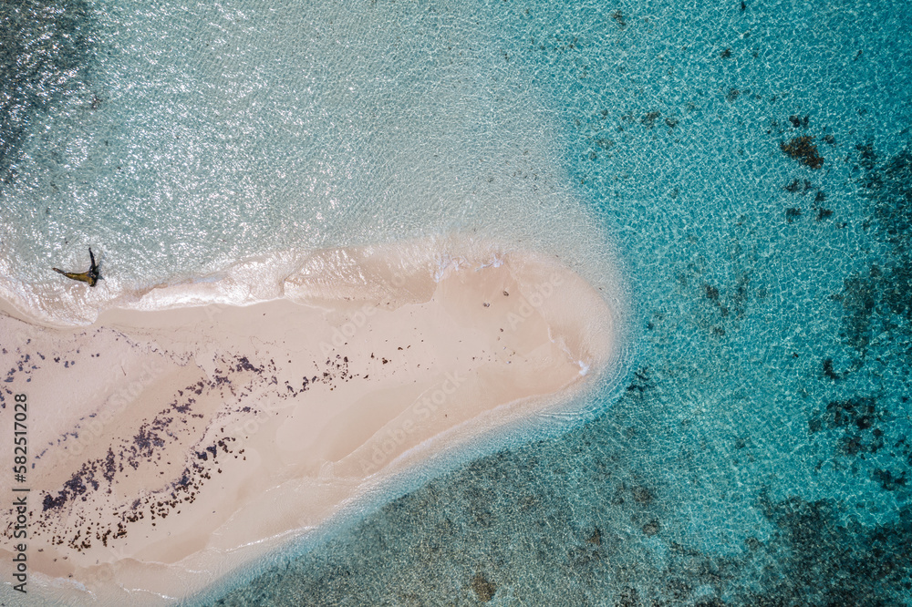Aerial photos of Middle Silk Caye, a sandbar and part of the Gladden ...