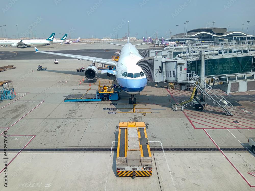 Foto de Hong Kong - March 1, 2023: Airplane at boarding gate jet bridge ... Foto de Hong Kong - March 1, 2023: Airplane at boarding gate jet bridge ...