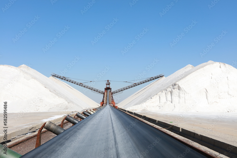 Foto de Salt production. machinery for the treatment of the salt, The ...