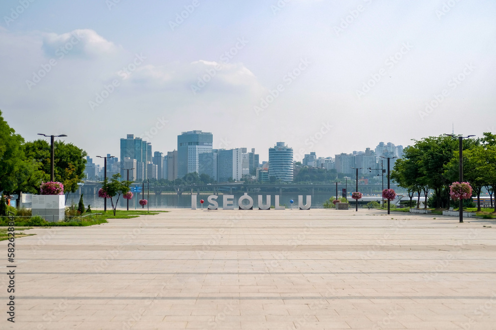 Foto de Seoul, South Korea - 11 July 2022: I Seoul U signage at Yeouido ...