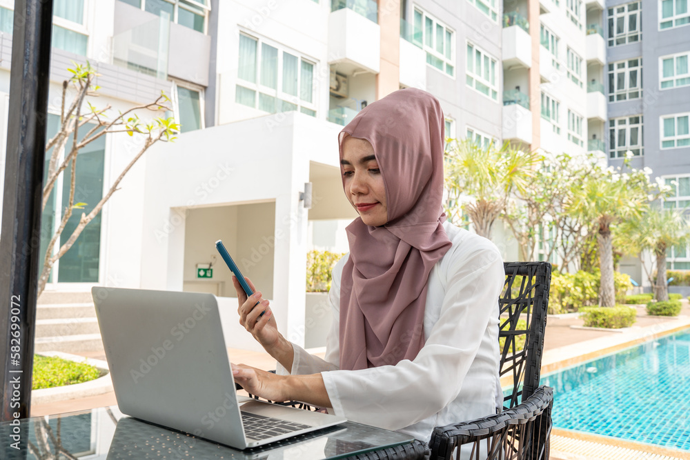 Woman with dish dasha working in his business office of Dubai ...