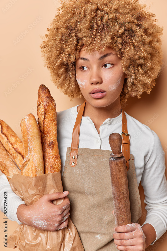 Fotografia do Stock: Thoughtful woman baker poses with homemade crusty ...