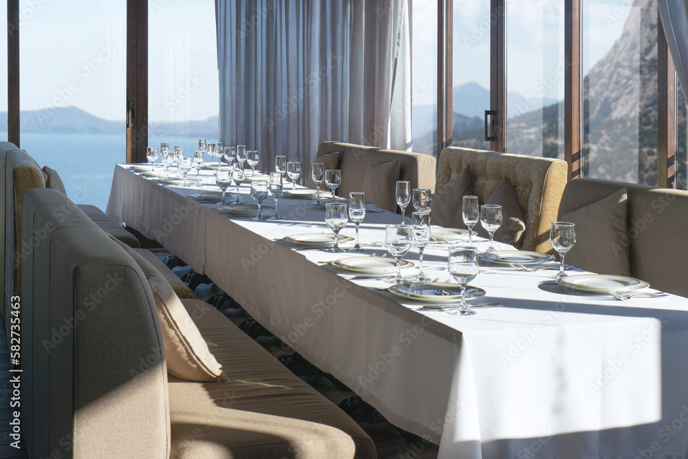 Foto de Full serving table waiting for guests. Restaurant indoors room ...