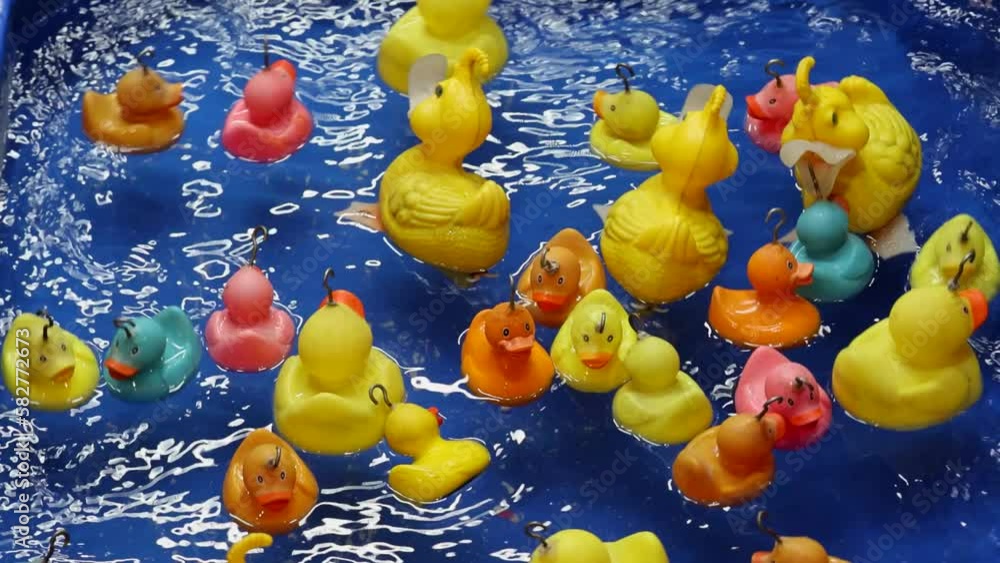Rubber Ducks Fishing in Pool of Water Amusement Park Game vídeo de ...