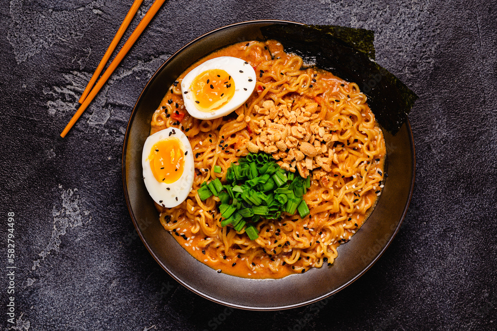 Foto de Korean style instant noodle, Shin Ramyeon with peanut and egg ...