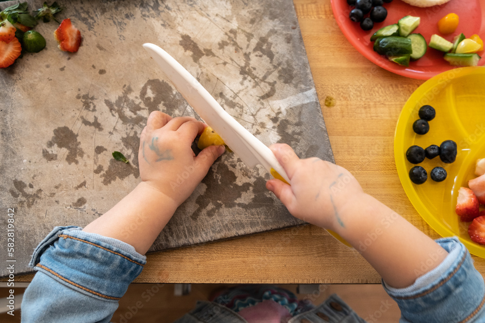 Foto de Two year old learns to use safety knife to cut and prepare her ...