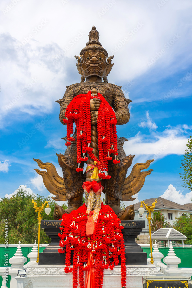 Foto de Thai God of Wealth, Giant guardian at Giant park, Nakhon Pathom ...