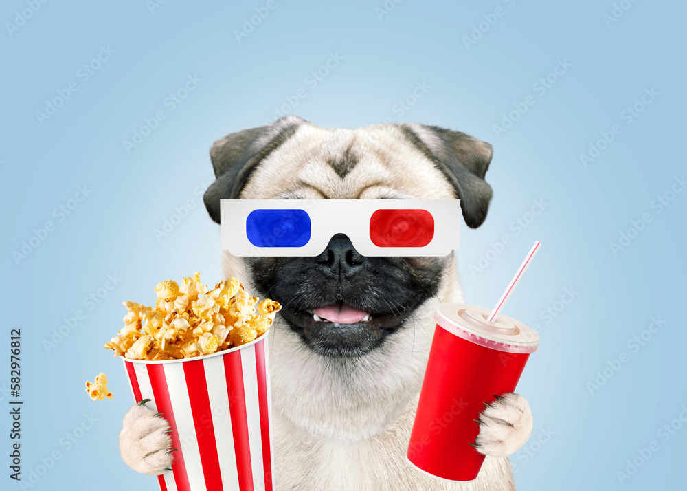 Foto de Funny happy pug dog with 3D glasses eating popcorn and drinking ...