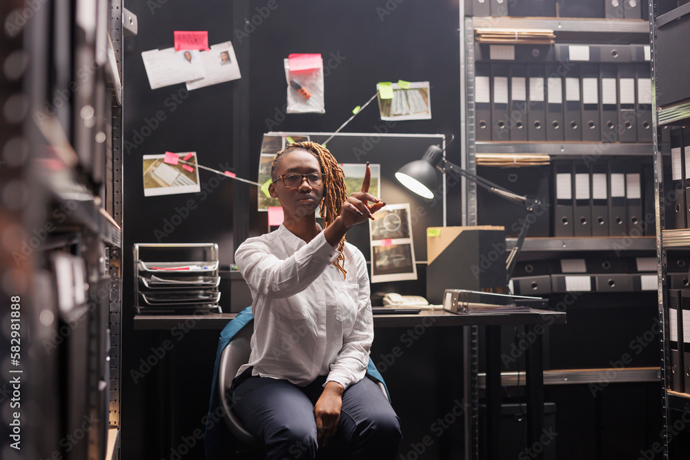Foto de Woman police detective analyzing crime evidence in augmented ...