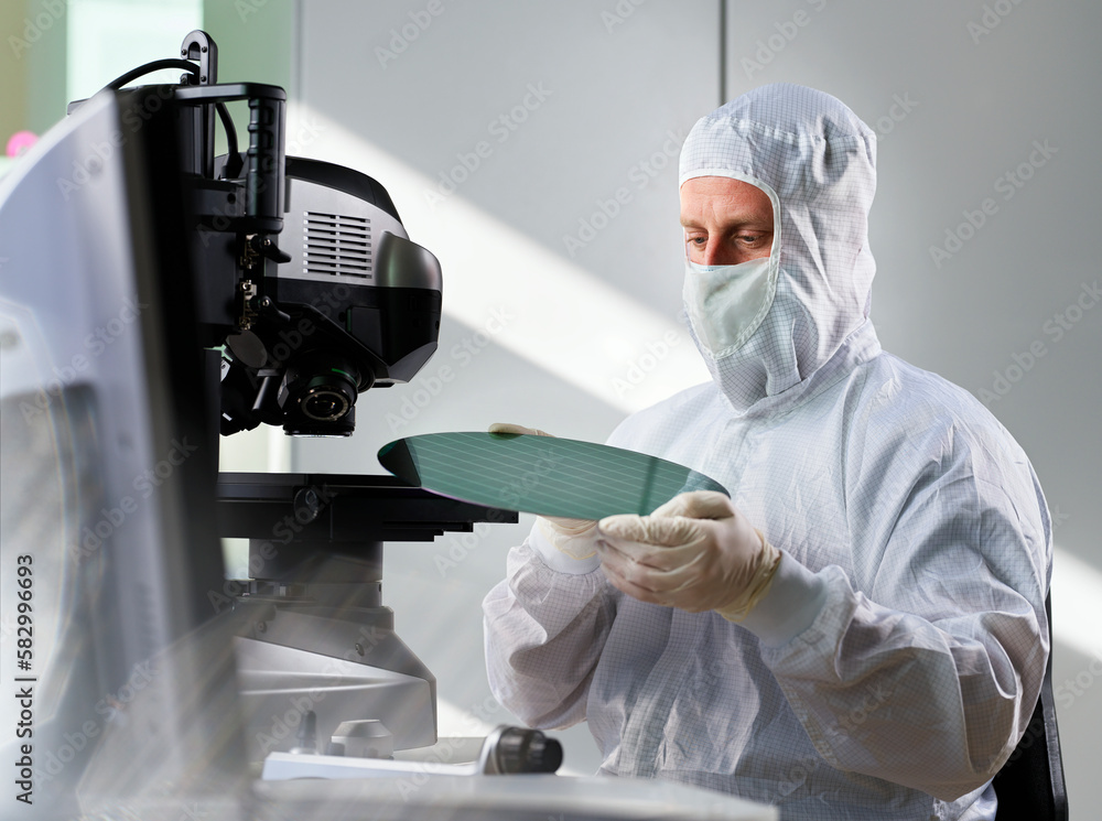 Foto de Engineer putting wafer chip on microscope in laboratory do ...