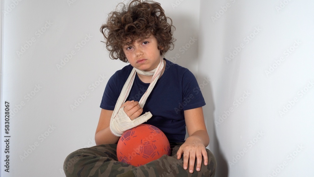 boy child 8 years old child breaks by fracturing the finger of his ...