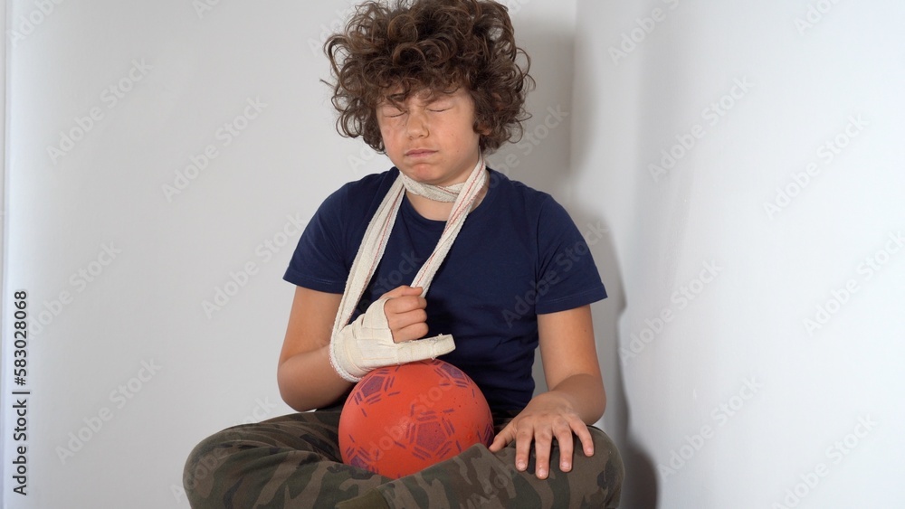 Fotografia do Stock: boy child 8 years old child breaks by fracturing ...