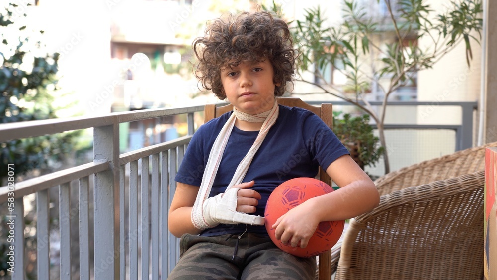 boy child 8 years old child breaks by fracturing the finger of his ...