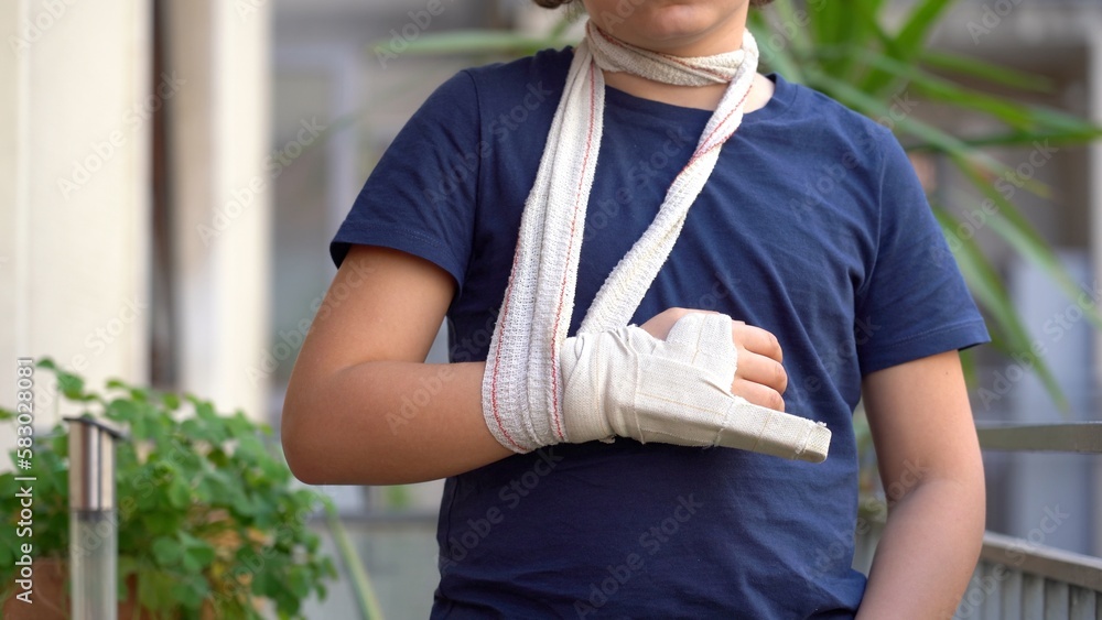 boy child 8 years old child breaks by fracturing the finger of his ...