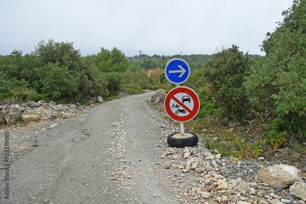 Panneaux de signalisation : chemin interdit aux véhicules à moteur ...