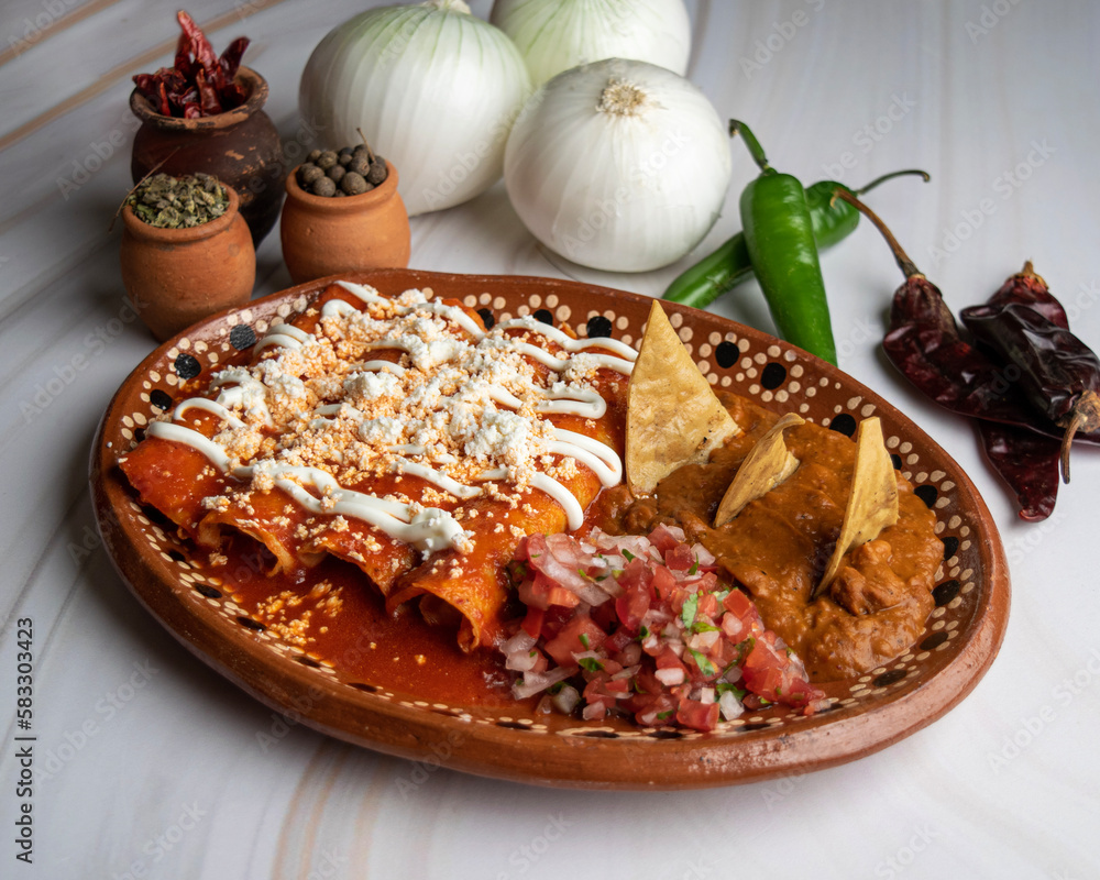 Enchiladas rojas, comida mexicana, gastronomia mexicana Stock Photo ...