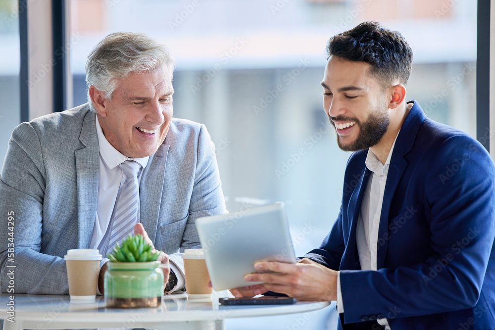 Foto de Business people, tablet and laughing on break for funny joke ...